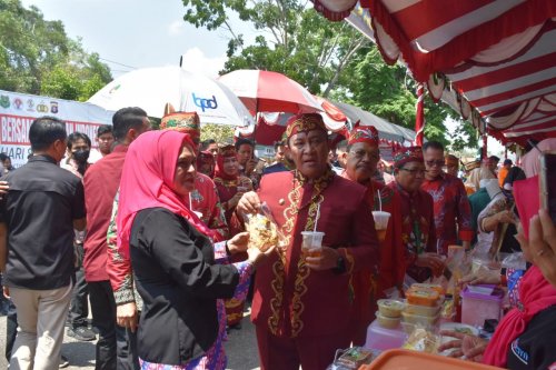 Setda Prov Kalteng - Wagub Edy Pratowo Tinjau Pasar Penyeimbang dan Bazar UMKM Dalam Rangka Hari ...