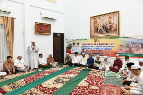 Setda Prov Kalteng - Sekda Nuryakin Lepas Jamaah Umroh Kerukunan Keluarga Bakumpai Kalteng