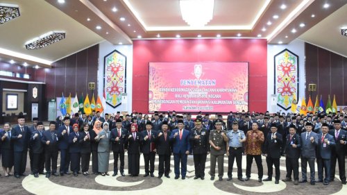 Setda Prov Kalteng - Wagub Sematkan Satyalancana Karya Satya Bagi ASN Pemprov Kalteng