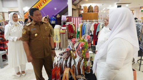 Setda Prov Kalteng - Wagub Edy Pratowo Resmi Buka Bazar Ramadhan IWAPI Kalteng 1446 H