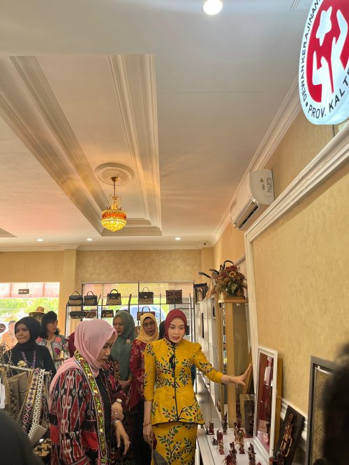 Setda Prov Kalteng - Ketua Dekranasda Kalteng Terima Kunjungan Ketua Persit Chandra Kirana XII ...