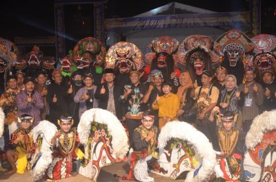 Setda Prov Kalteng - Wagub Hadiri Pagelaran Seni Budaya Pakuwojo Kalteng